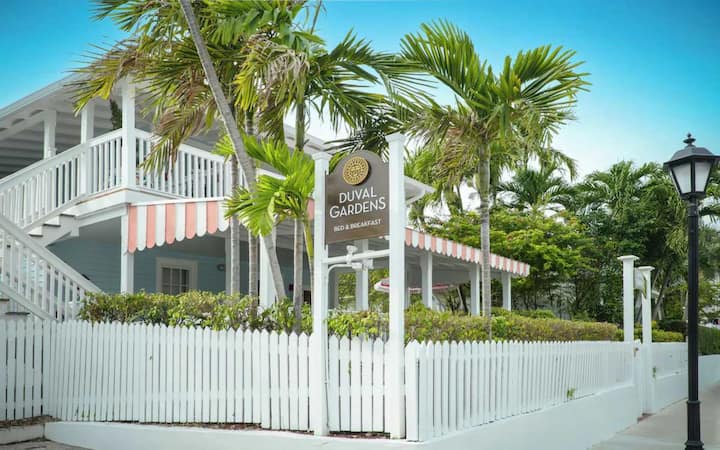 Key West Beach Stay + Free Breakfast, Pool & Spa - Key West, FL