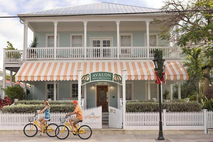 Beachfront Key West + Free Breakfast, Bar & Pool - Key West, FL