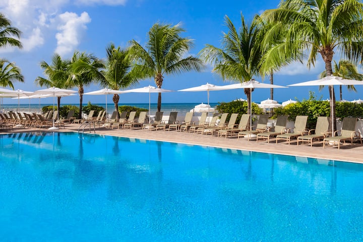 Duval Street Stay + Free Breakfast. Private Beach - Key West, FL