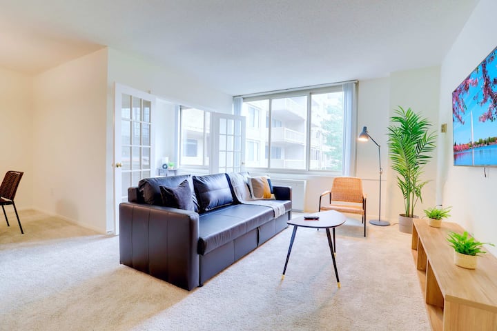 Arlington Apt: Metro &  Pool Access - Arlington, VA