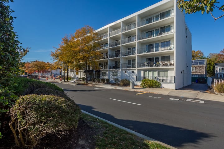 11linens Provided Downtown Rehoboth Beach Condo - Dewey Beach, DE