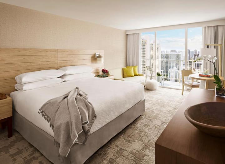 Idyllic Escape | Surfing. Infinity Pool - Honolulu, HI