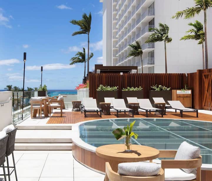Direct Ocean Views + Infinity Pool. Bar. Gym. - Honolulu, HI