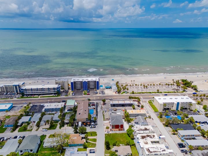 Whole Condo Sleeps 4+ With Pool Across From Beach - Madeira Beach