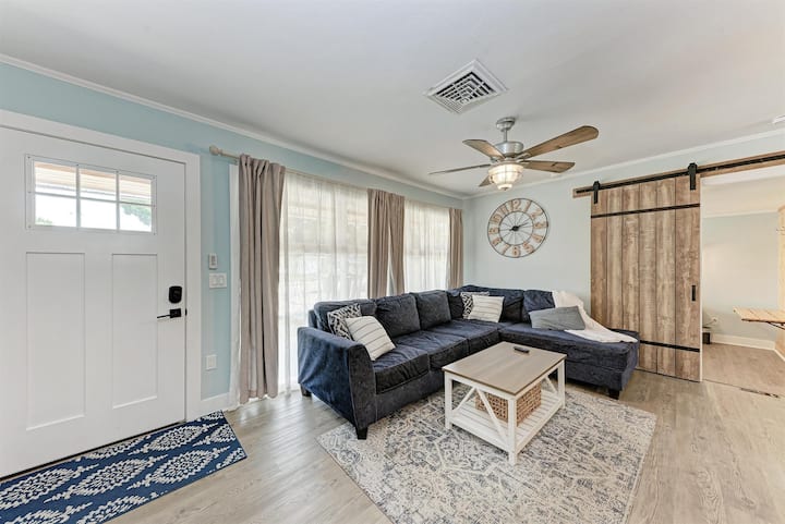 Seagrass Cottage- Hot Tub Near Downtown/beaches - Sarasota, FL