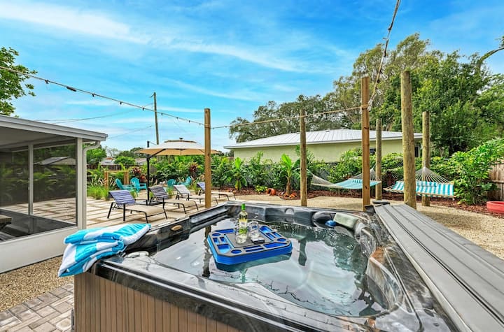 Seagrass Cottage- Hot Tub Near Downtown/beaches - Sarasota, FL