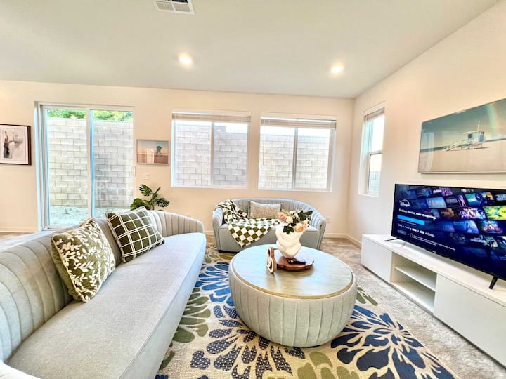 Sunny & Stylish Near La 4br Home W Desks & Lounge - Montclair, CA