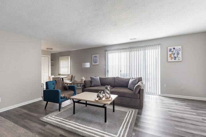 Landing | Modern 2bd, Pool, Game Room - Indianapolis, IN