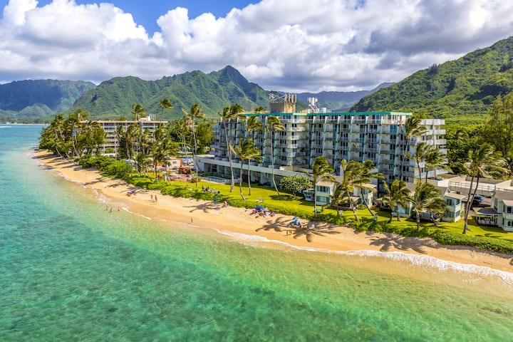 Beachfront Penthouse W/ 3 Lanais On O’ahu! - Hawaii