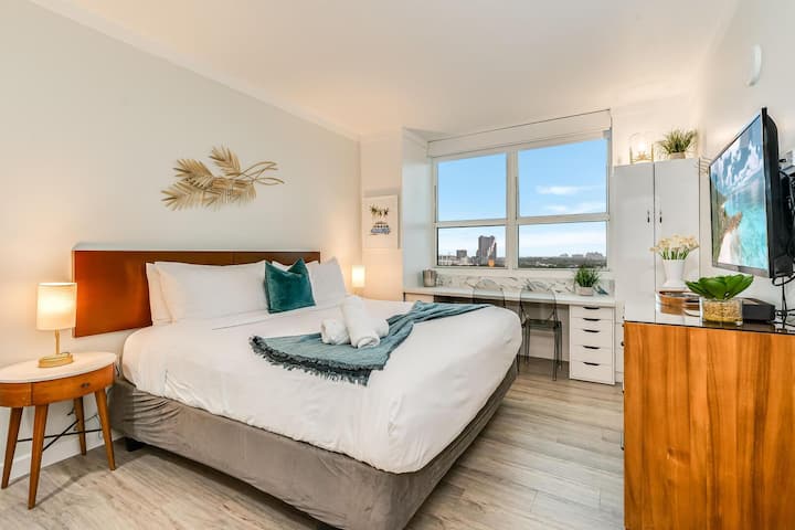 Stylish Studio | City Views, King Bed + Parking - Key Biscayne, FL