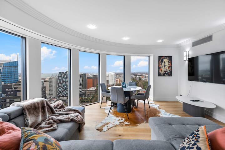 Skyline Views | Cbd 2br W/ Pool & Gym Zodiak Stays - Gion