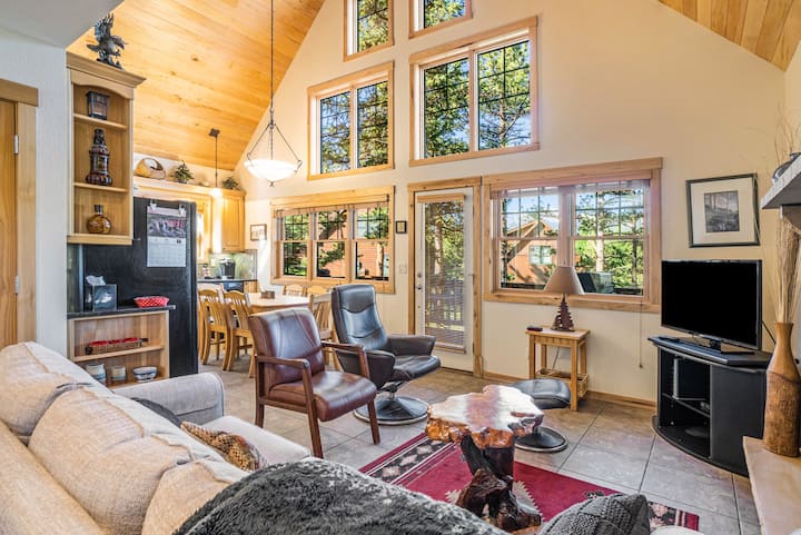 Longs Peak View Cabin • Shared Hot Tub • Near Rmnp - Estes Park, CO