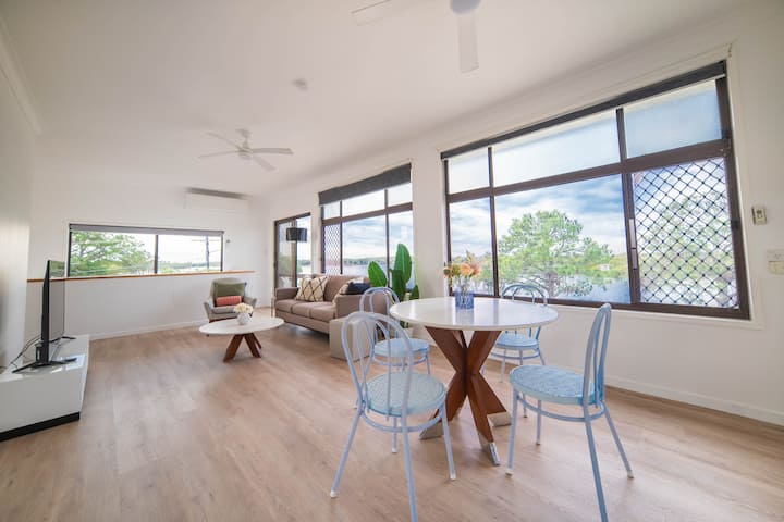 Water-view Chic 2b1b Getaway – Renovated & Cozy - Wet'n'Wild Gold Coast