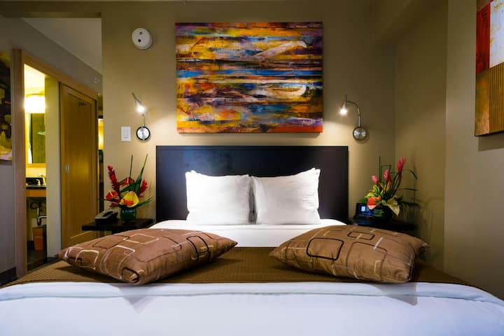 Waikiki Hotel Family Suites With Free Breakfast - Honolulu, HI