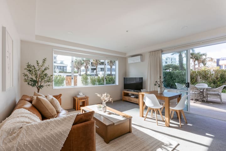 Sunny Courtyard Dreaming, Downtown With Pool & Gym - Mount Maunganui