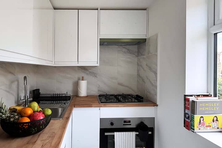 Stylish White Lotus Apartment - Earl's Court