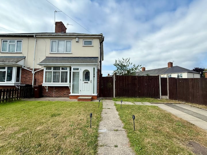 Spacious 3-bed Contractor-friendly With Parking In - Wolverhampton