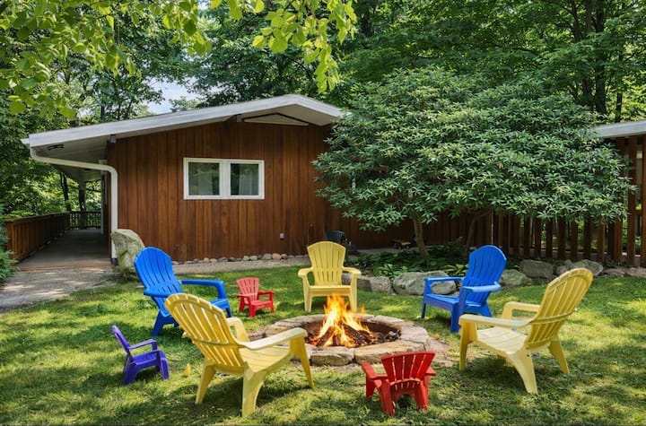 Wildflower- Themed | Pet Friendly | Private Hottub - Berkeley Springs, WV