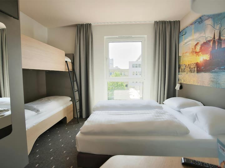 Family Room At B&b Hotel Köln City - Köln