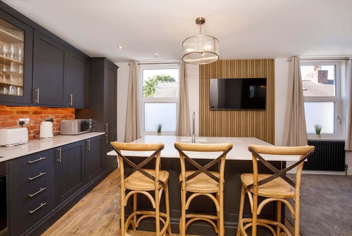 Walpole Getaway - Hot Tub, Games Room, Sleeps 8 - York