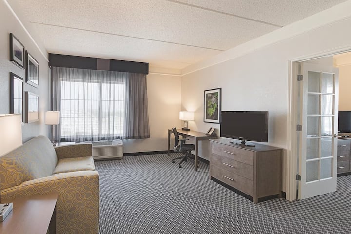 Charming Hotel Room Near Six Flags – 10 Min Walk - Arlington, TX