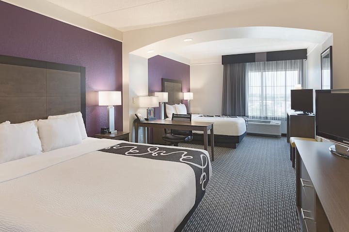 Spacious Hotel Room Perfect For Six Flags Fun - Arlington, TX