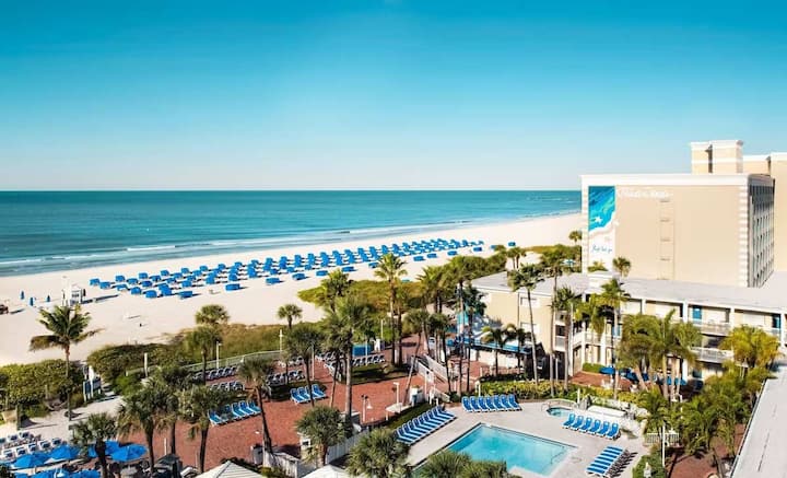 Steps To The Beach + Restaurants, Bars & Pools - St. Pete Beach, FL