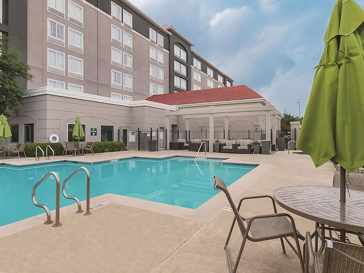 2 Delightful Rooms W/ Breakfast + Pool Access - Arlington, TX