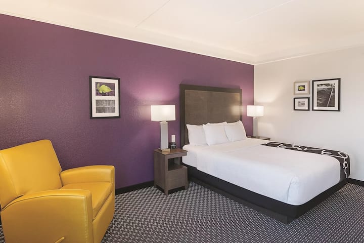 Classic Hotel Room Near Six Flags And At&t Stadium - Arlington, TX