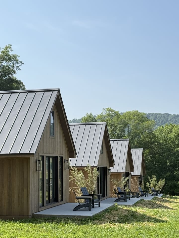 Luxury Farm Stay- The Sunday Cottage - Lexington, VA