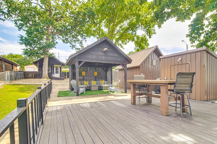 Walk To Launch: Lakefront Cabin W/ Deck In Grove! - Grove, OK