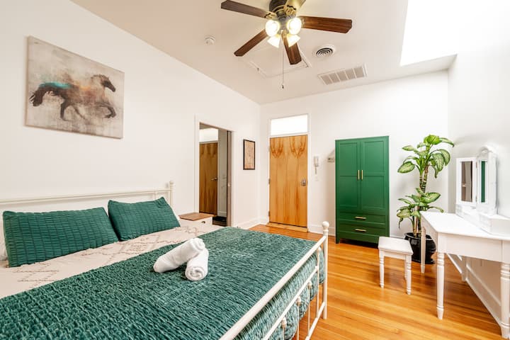 The Leather Rose | King Bed Historic Downtown Suit - Sheridan, WY