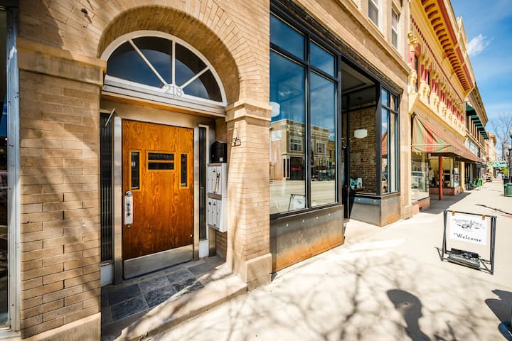 The Leather Rose | King Bed Historic Downtown Suit - Sheridan, WY