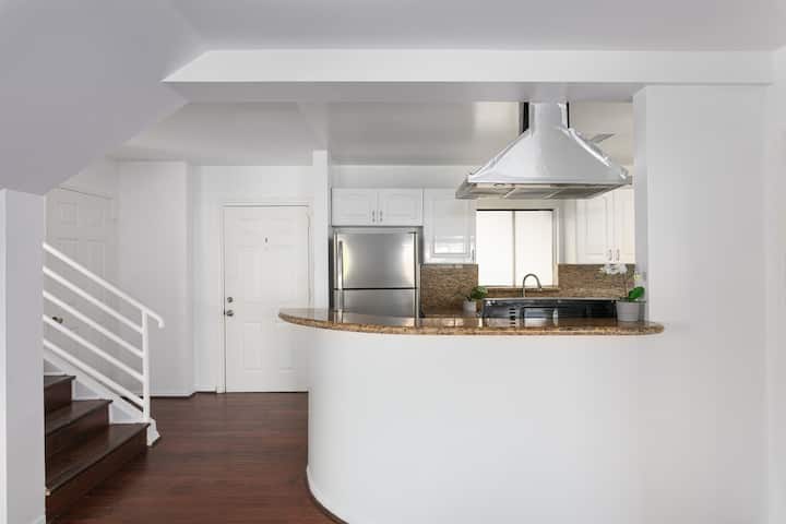 Spacious 4br Townhome W/ Fast Wi-fi + Free Parking - Burbank, CA