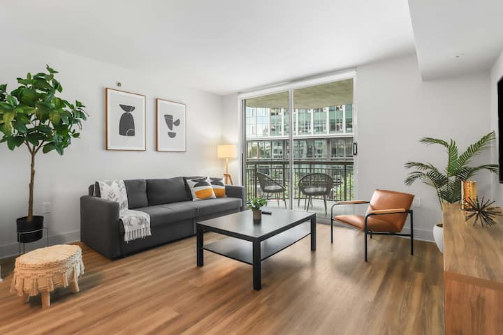 Spacious Arlington Apt + Gym - Marymount University, Arlington