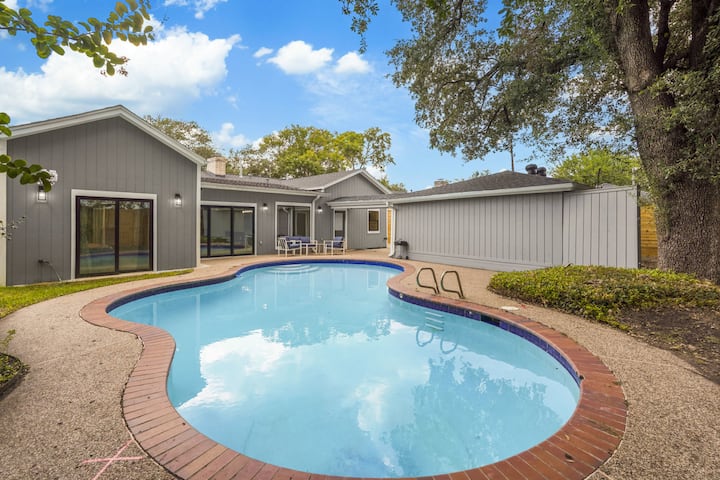 Prime Houston Getaway W/ Pool – Near Downtown - Houston, TX