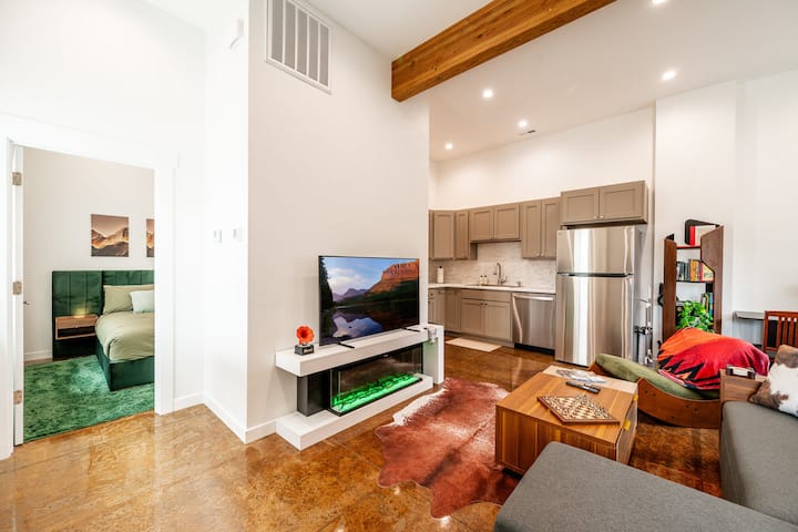 Vaulted Den | Chic Central 1br + Fireplace - Sheridan, WY