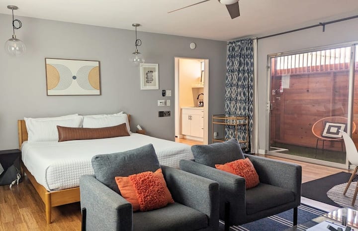 Huge Space I Near Lax & Top Beaches - Hawthorne, CA