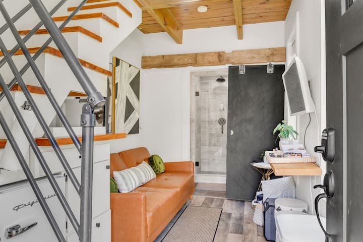 3 Mi To Msu | Tiny Home W/ Balcony + Deck - Starkville, MS