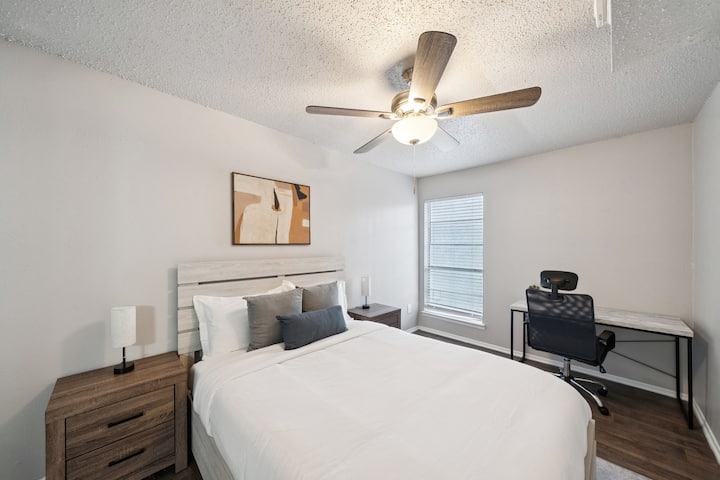 The Charlie 8208 I Spacious And Comfy 1 Bed 1 Bath - Dallas, TX