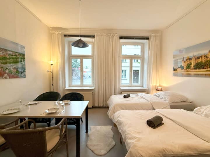 Berta - Central Apartment | 2 Kitchenettes | Close - Schwerin