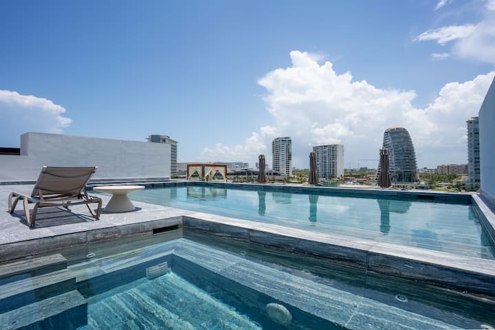 Luxury Penthouse W/ Private Rooftop & Jacuzzi - Cancún
