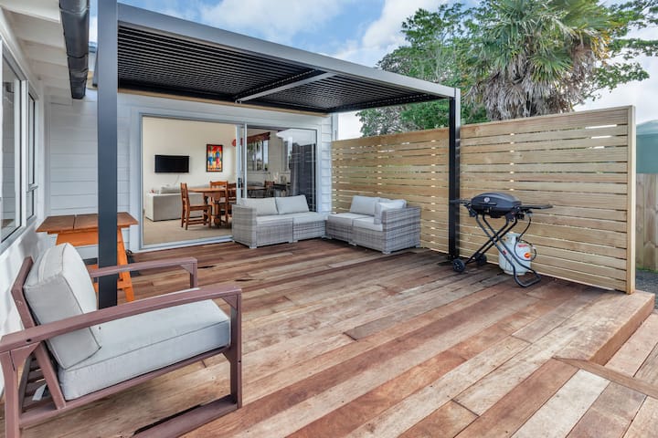 Retro Bach Near Beach – Pets Ok + Wifi - Ruakākā