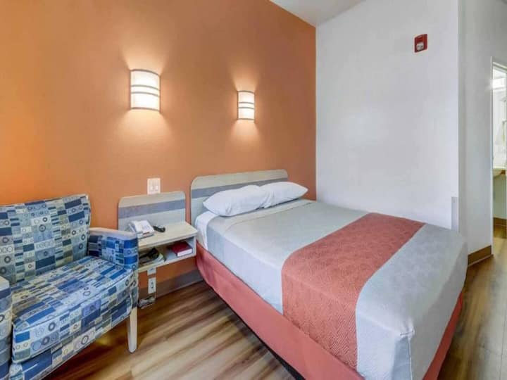1 Lit Queen | Ns | Micfridge - Roseburg, OR