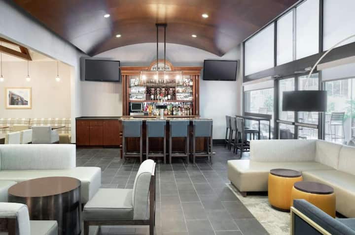 Near Pennsylvania Convention Center + Breakfast - Philadelphia, PA