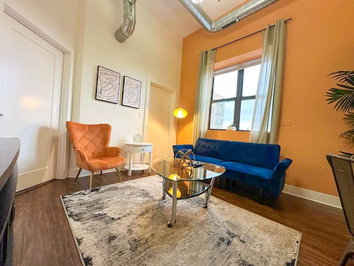 Spacious Suite W/high‑speed Wifi & Ev Charging - Chicago, IL