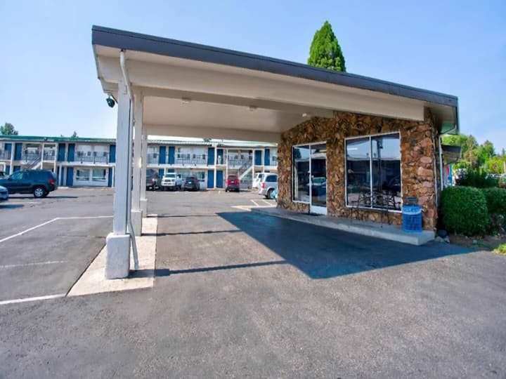 Motel 6 Bend, Or_1 King Bed | Nsmk - Bend, OR