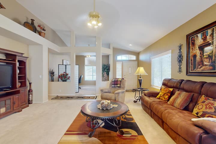 Golf, Hike & Unwind: Peoria Retreat W/ Patio! - Peoria, AZ