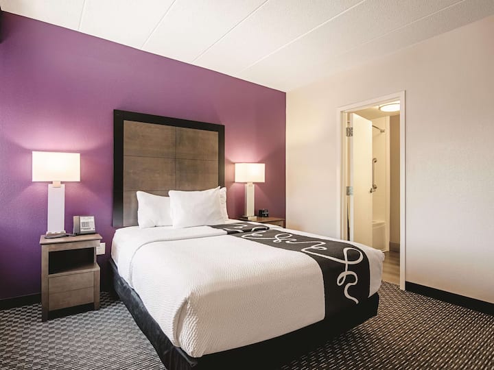 Queen Bed Getaway, La Quinta, Right Off I-295 - Portland, ME