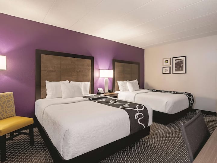 Spacious 2 Queens, La Quinta Portland, Pool Access - Portland, ME